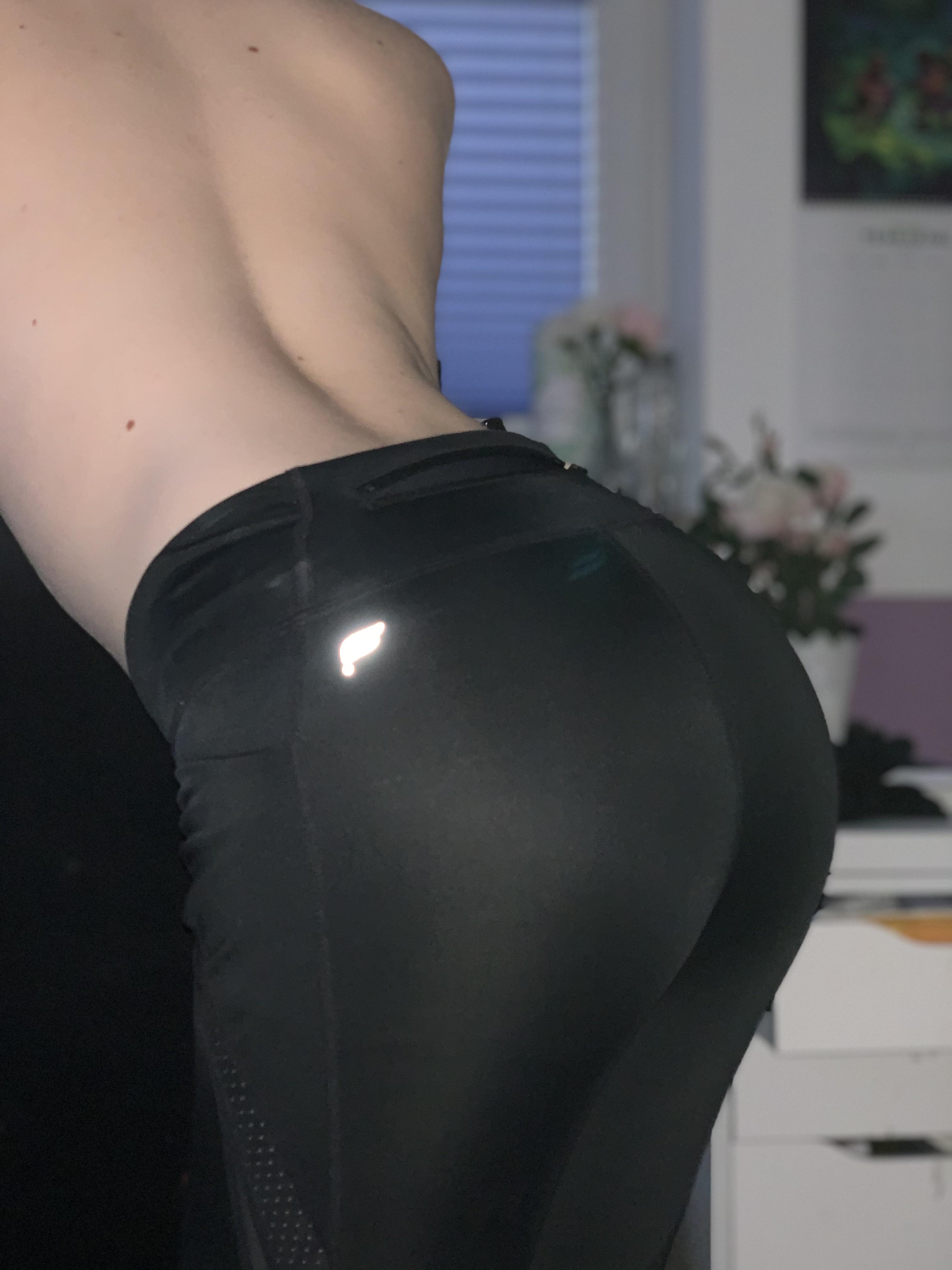 Does my booty look good in those leggings? 👀💋 | Scrolller