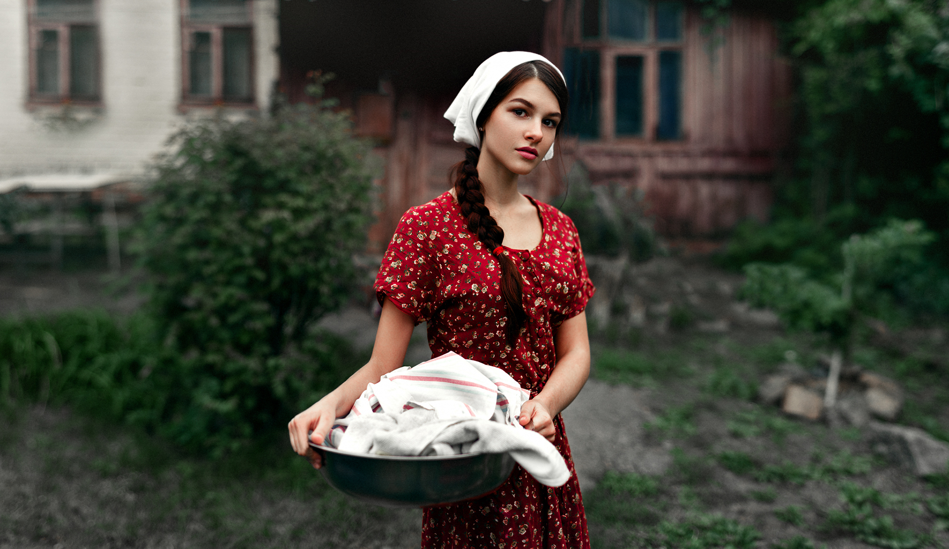 Washer girl in kerchief | Scrolller