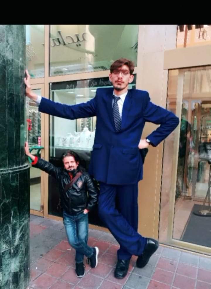 Watch your step down there, Big guy! He is 7'2"! | Scrolller