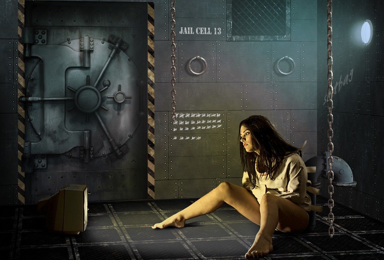 Watching tv in a cell [F] | Scrolller