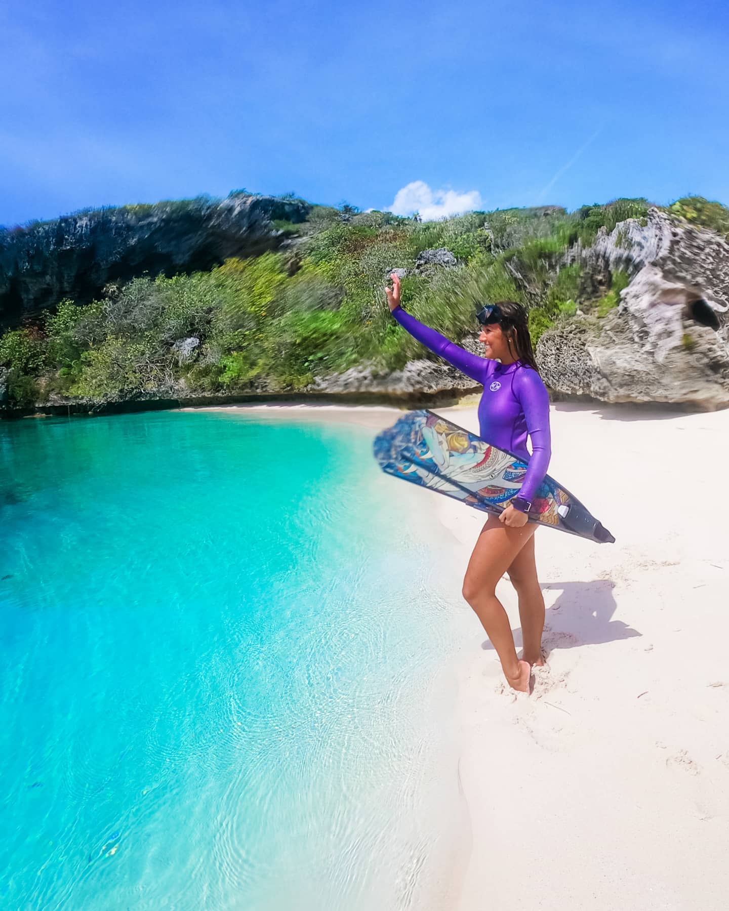 Waving goodbye to the weekend | Scrolller