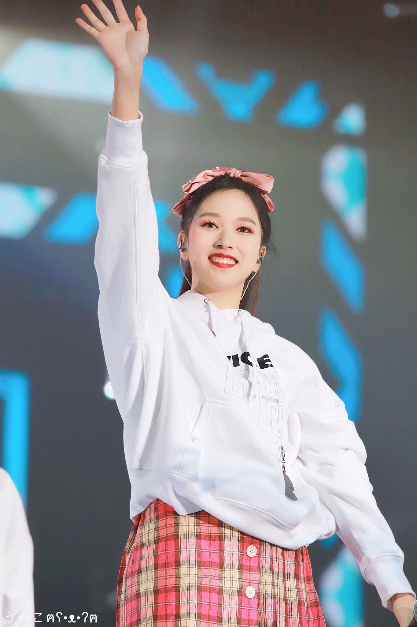 Waving Mina | Scrolller