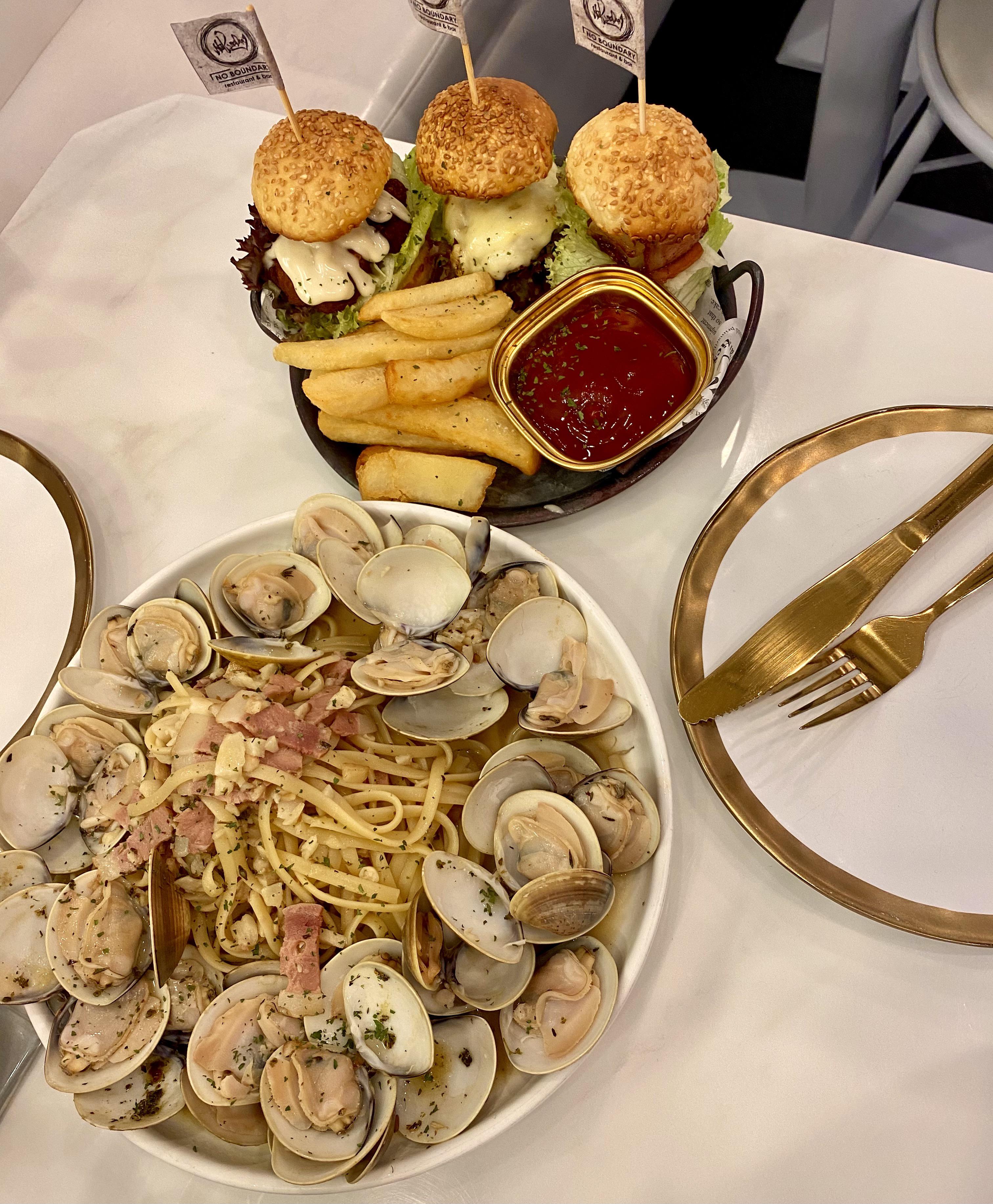 (We ate) Linguine alle vongole & Mini Burgers (fried chicken fillet, beef patte, bacon) | Scrolller