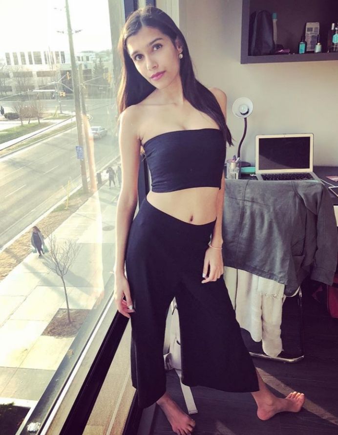 Weird feet but still hot | Scrolller