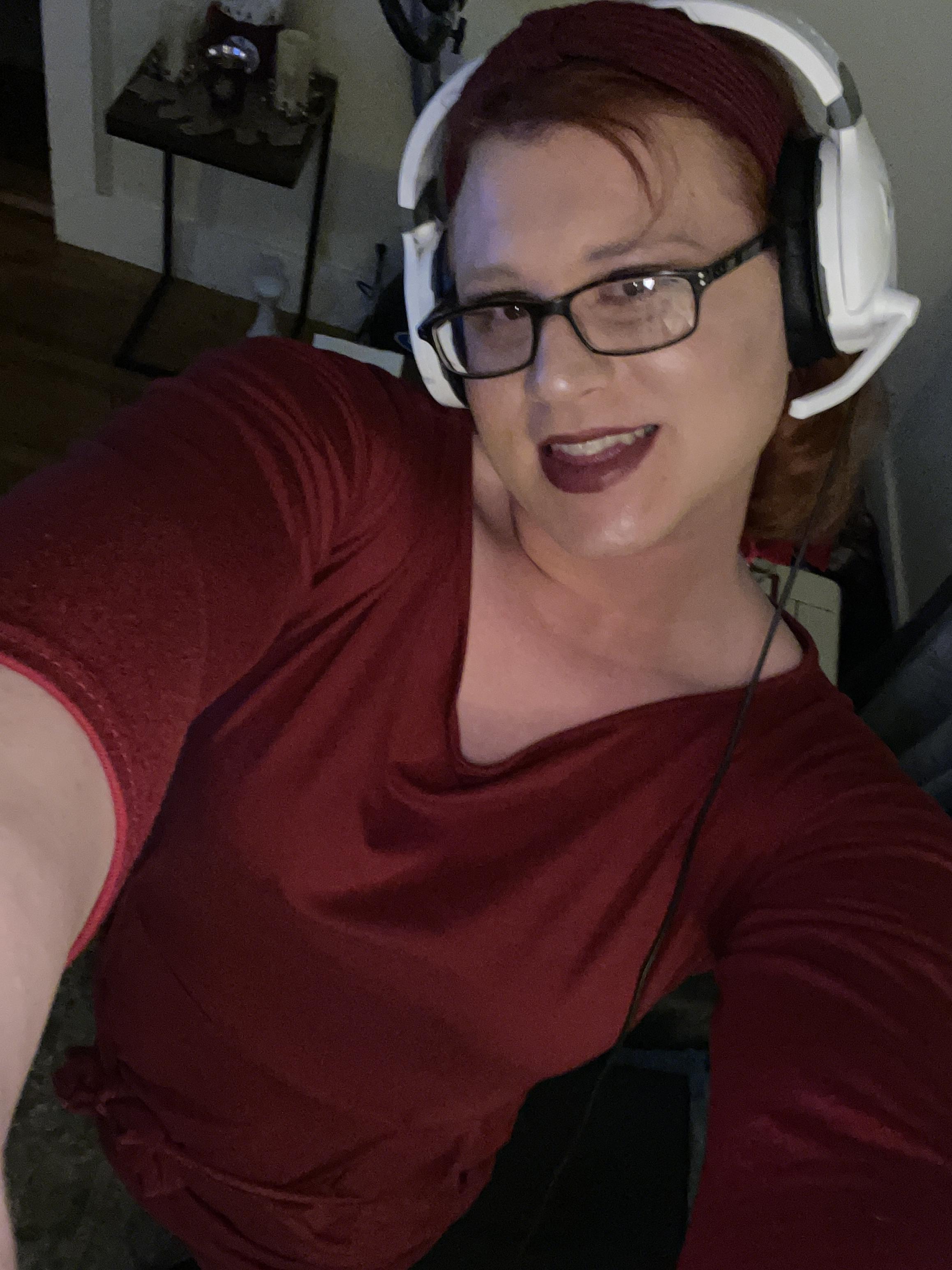 Well this hammer girl is board!! Any ideas ? 😘😉🧐 | Scrolller