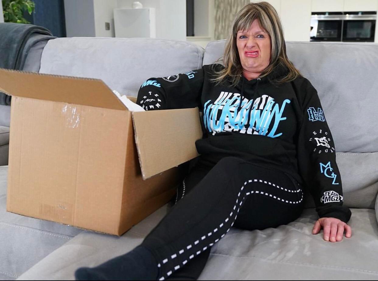 What are you reaching for Jill??!! | Scrolller