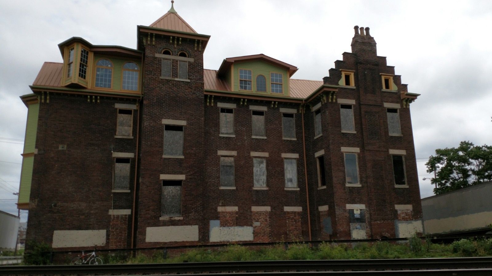 What Is The History Of This Abandoned Building On The Tracks At 340 what-is-the-history-of-this-abandoned-building-on-the-tracks-at-340