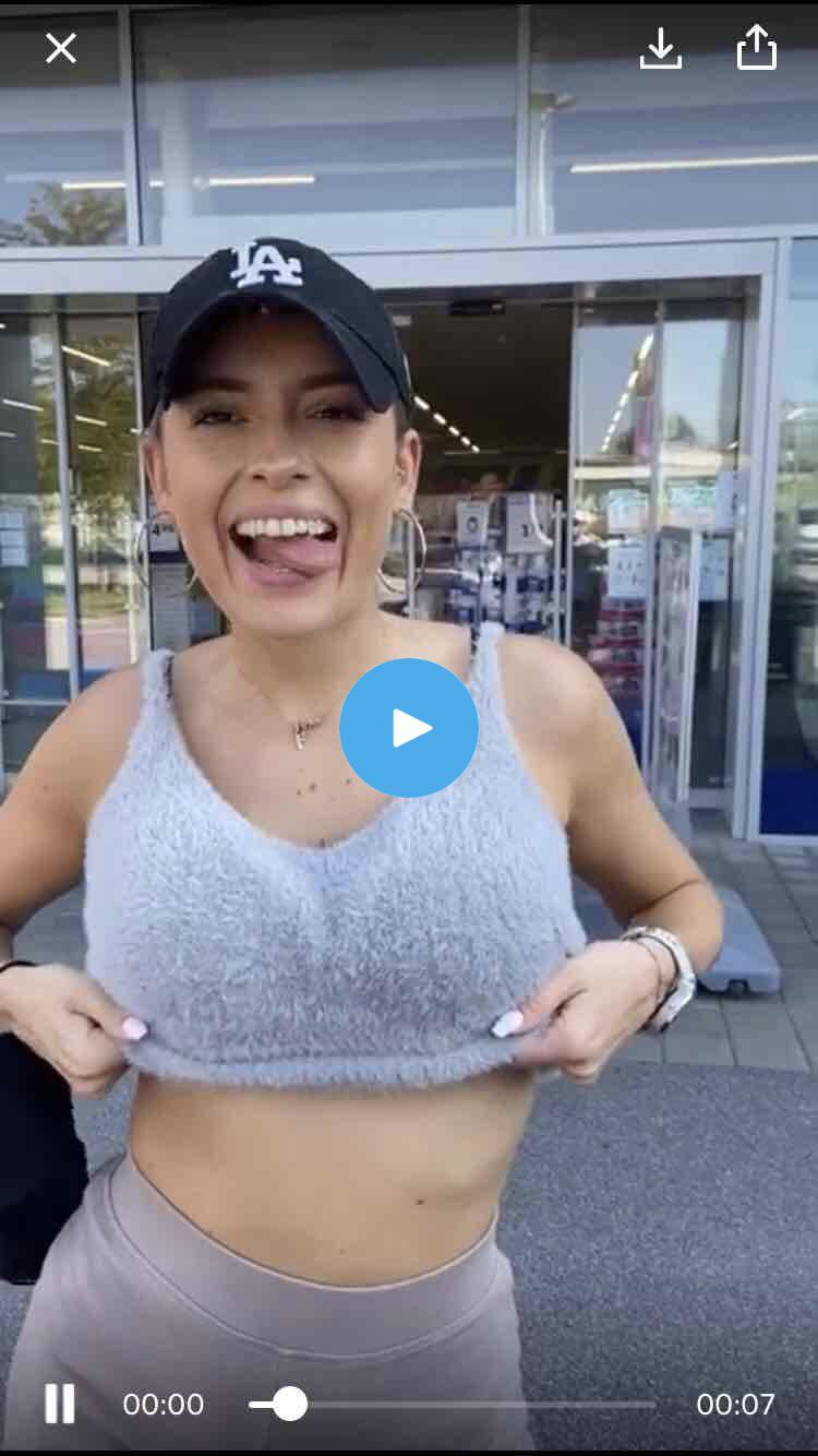 What’s the name of this girl? | Scrolller