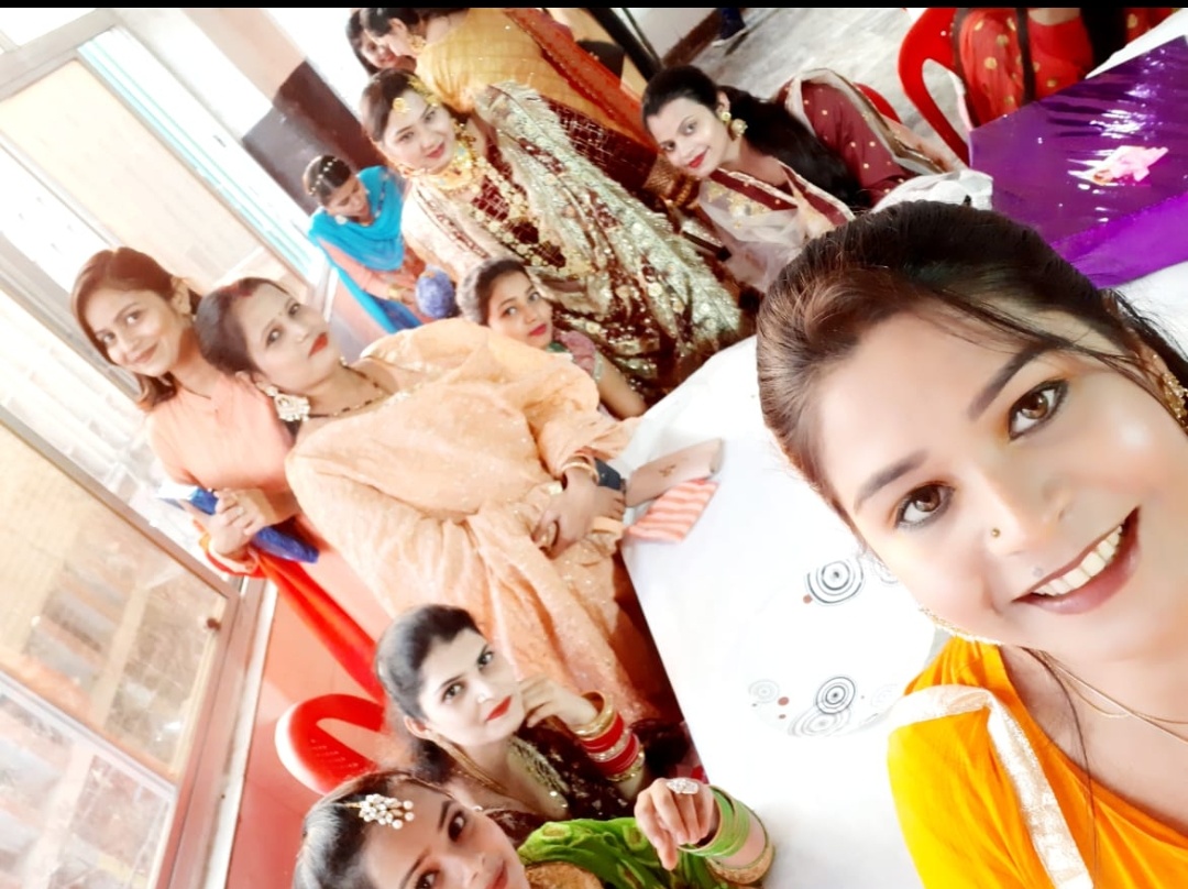 Jerk off to her! Choose one | Scrolller