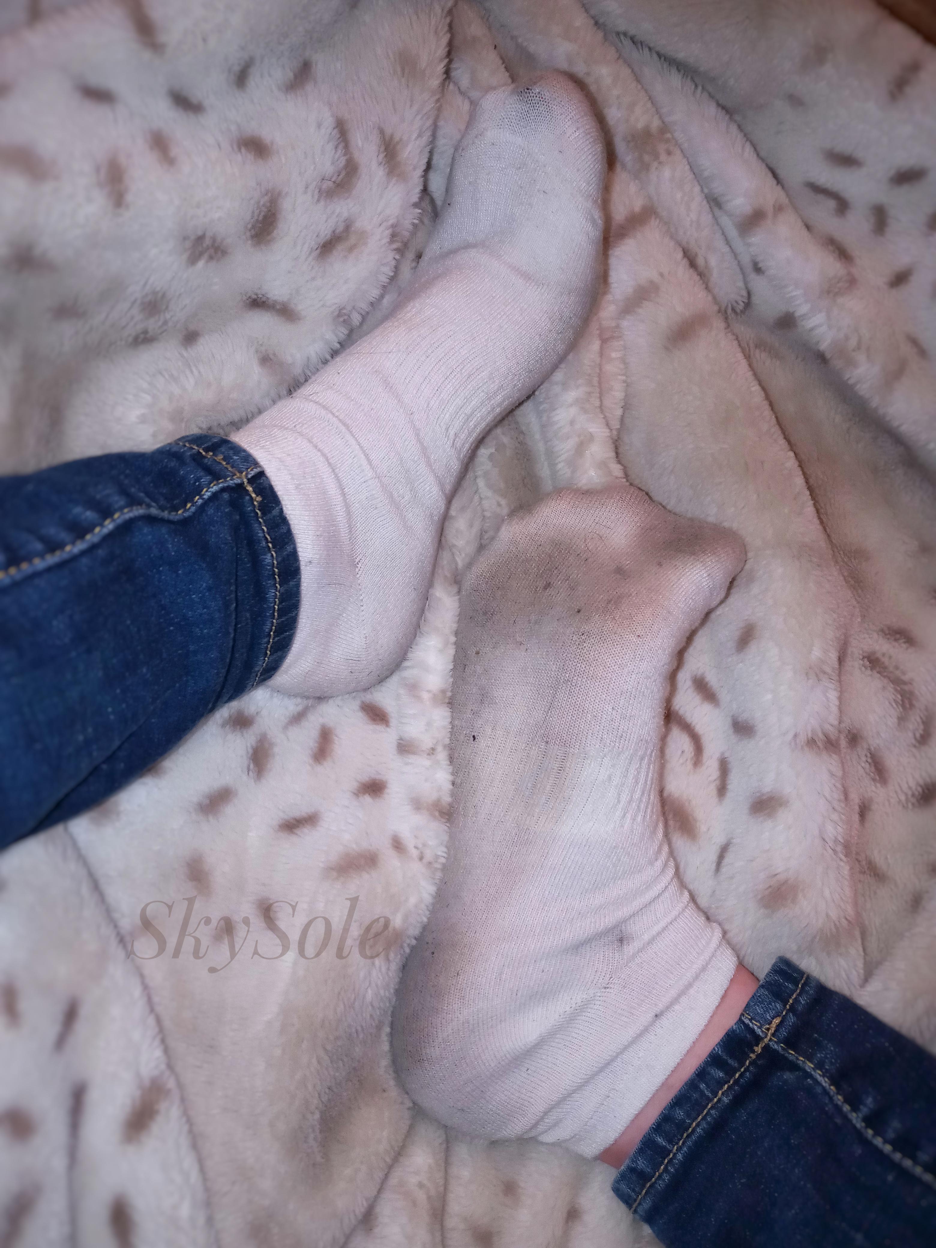 Who doesnt love sweaty white socks? | Scrolller