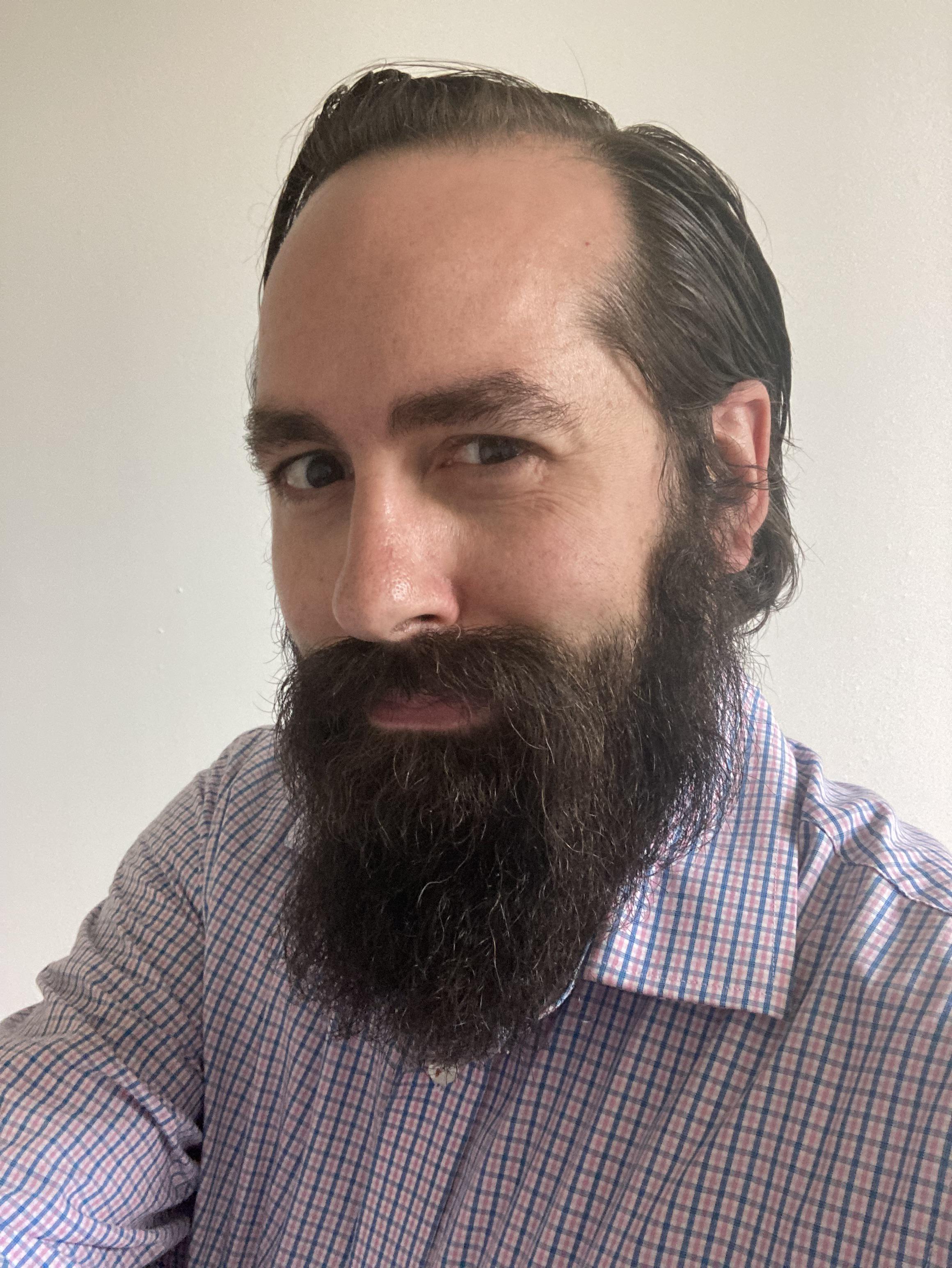 Who likes an older professional bearded Daddy? | Scrolller