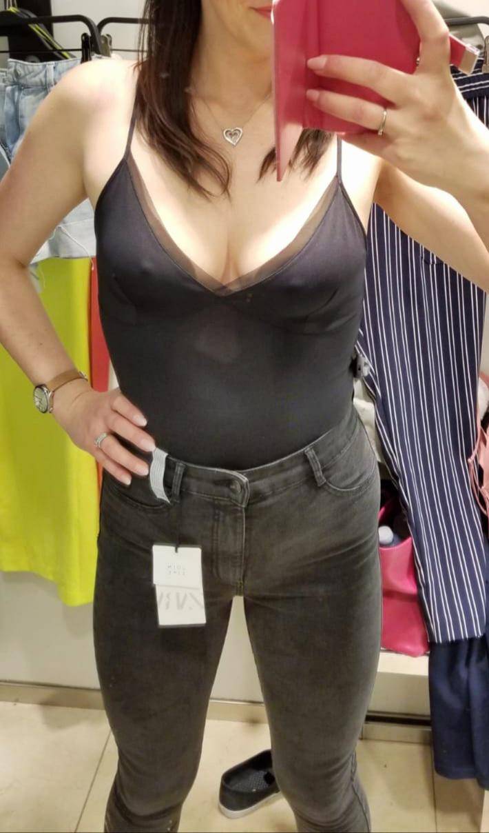 Who needs a bra?? Not me 😜👀💋 | Scrolller