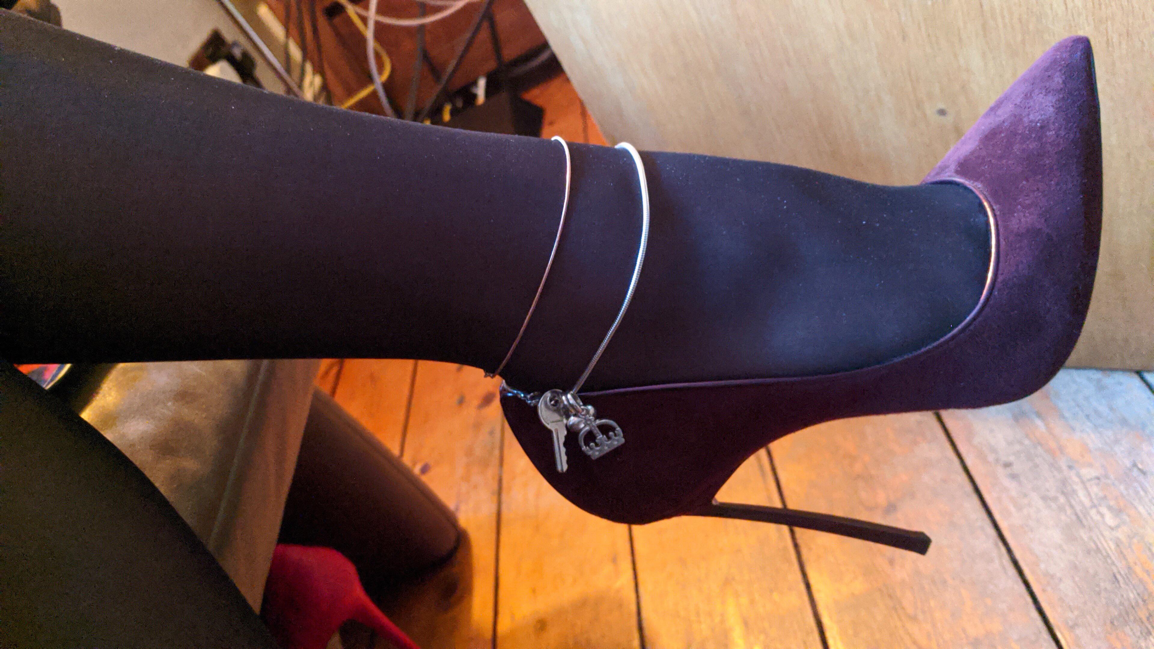 Who wants to add their key to my anklet?! 😼😻 | Scrolller