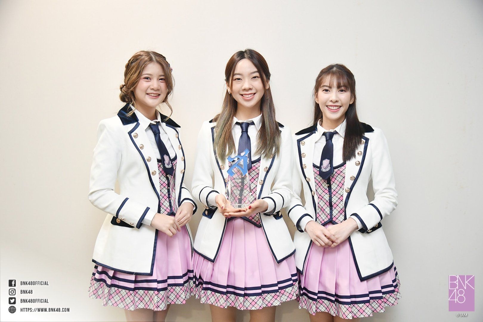 who's the girl on the left? | Scrolller