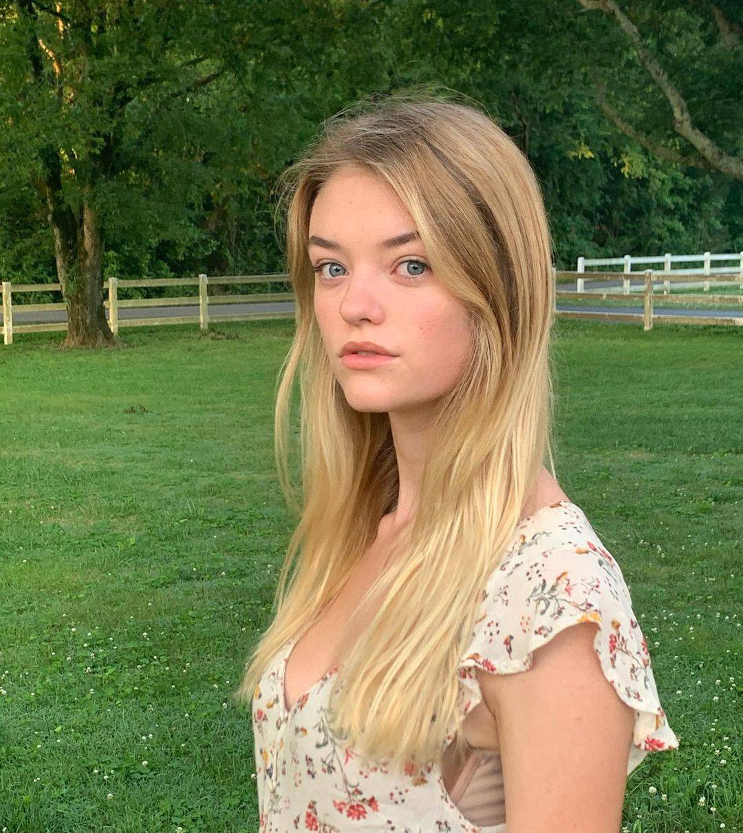 Willow Hand [irtr] | Scrolller