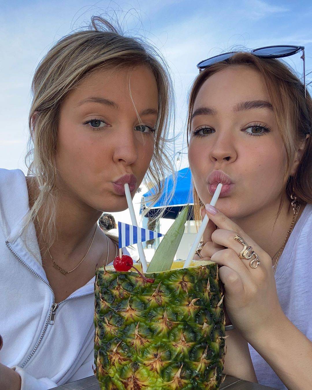 with her twin sister Sophie | Scrolller