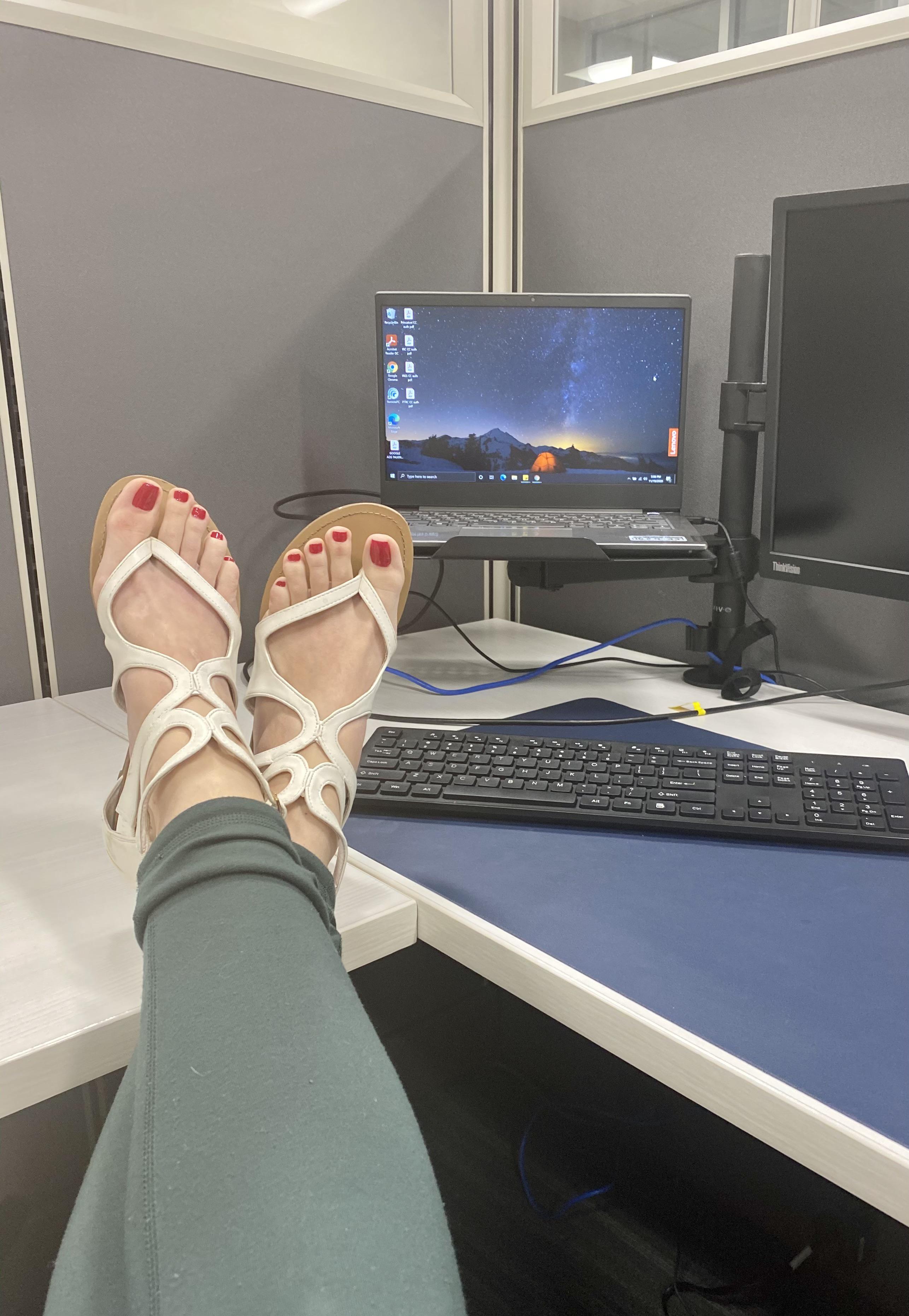 Work feet! | Scrolller