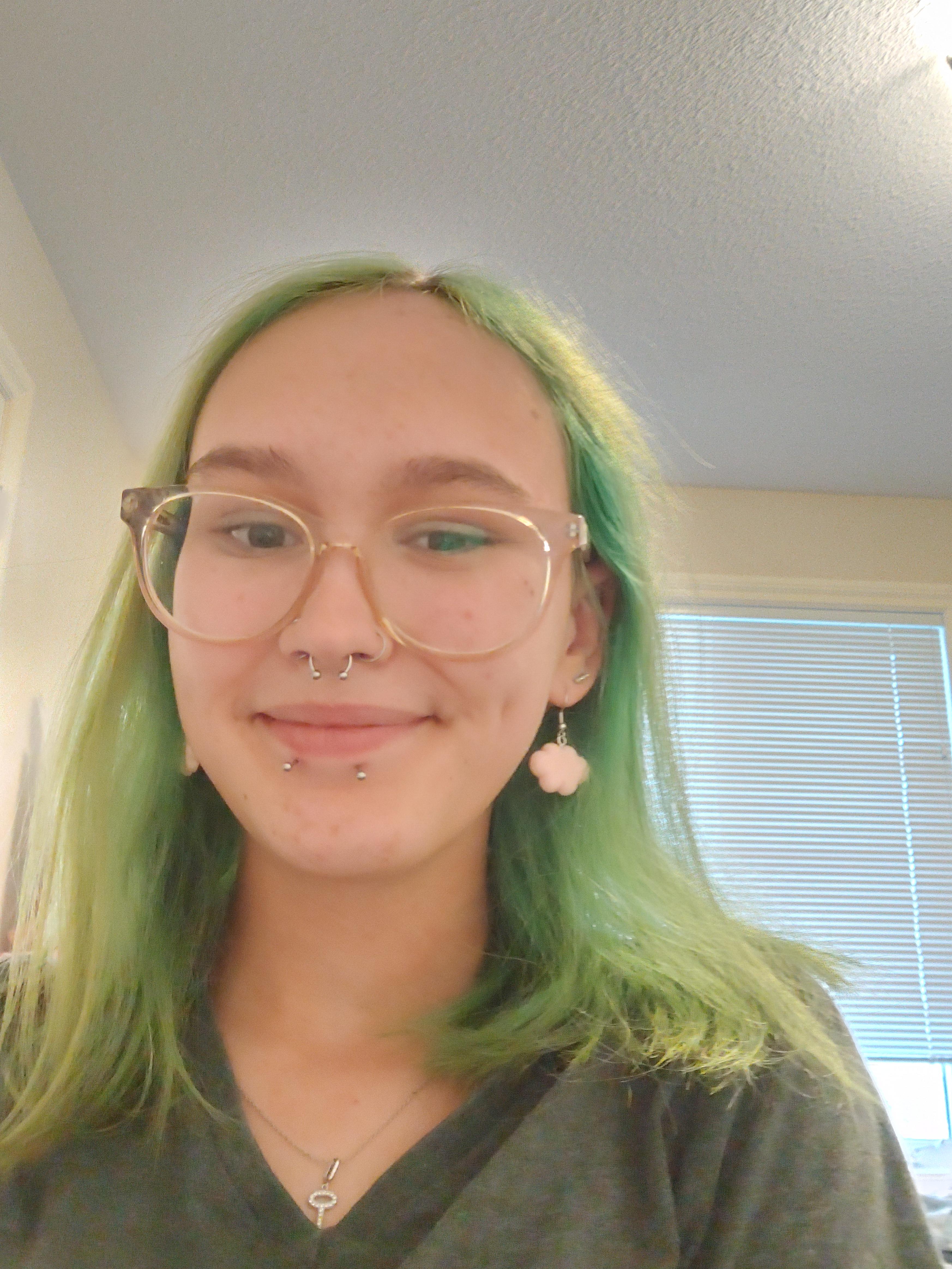 Work meeting look! Over 18! | Scrolller