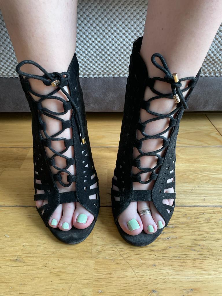 Worship me or face the wrath of my heel😈👠 | Scrolller