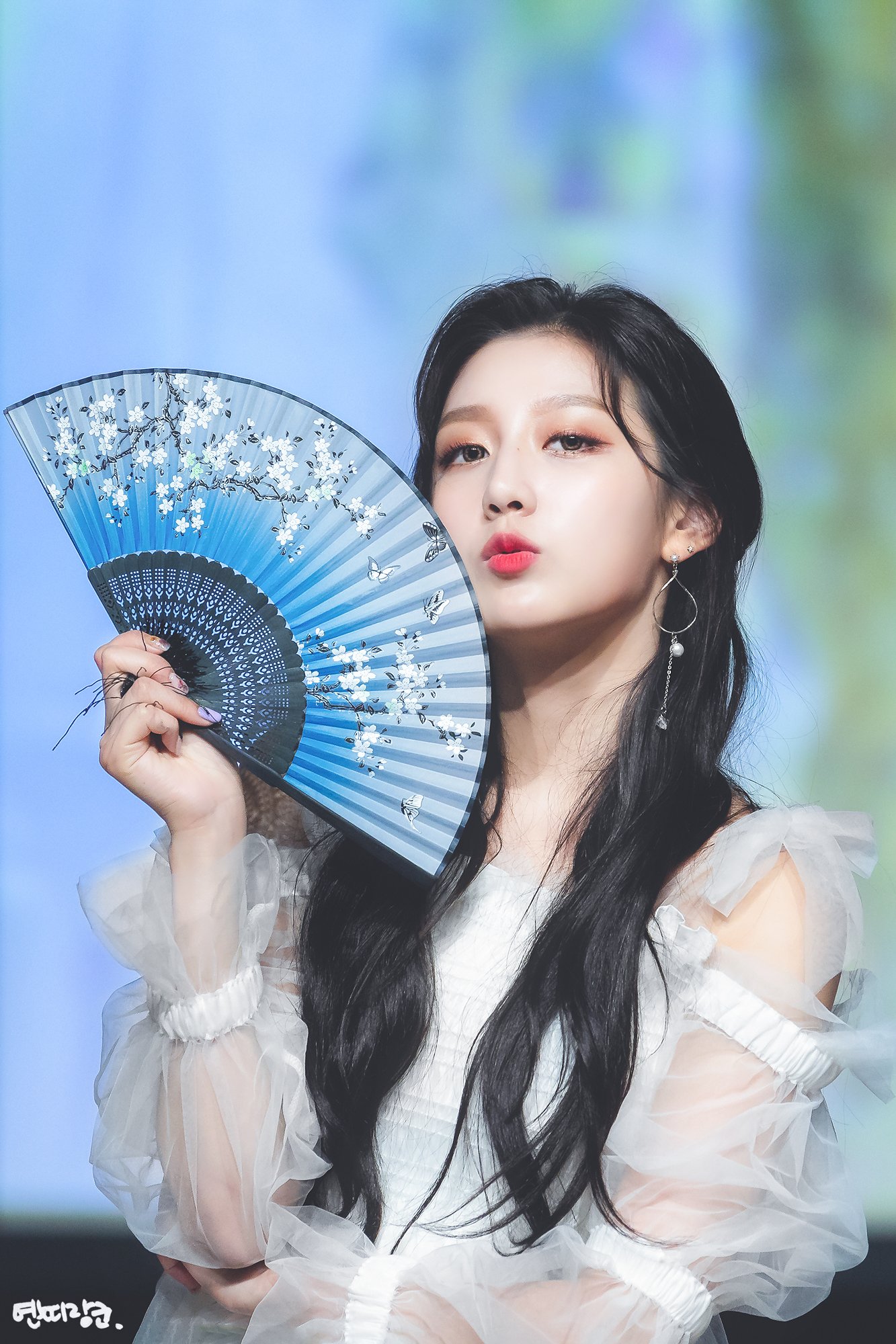Yein with a fan | Scrolller