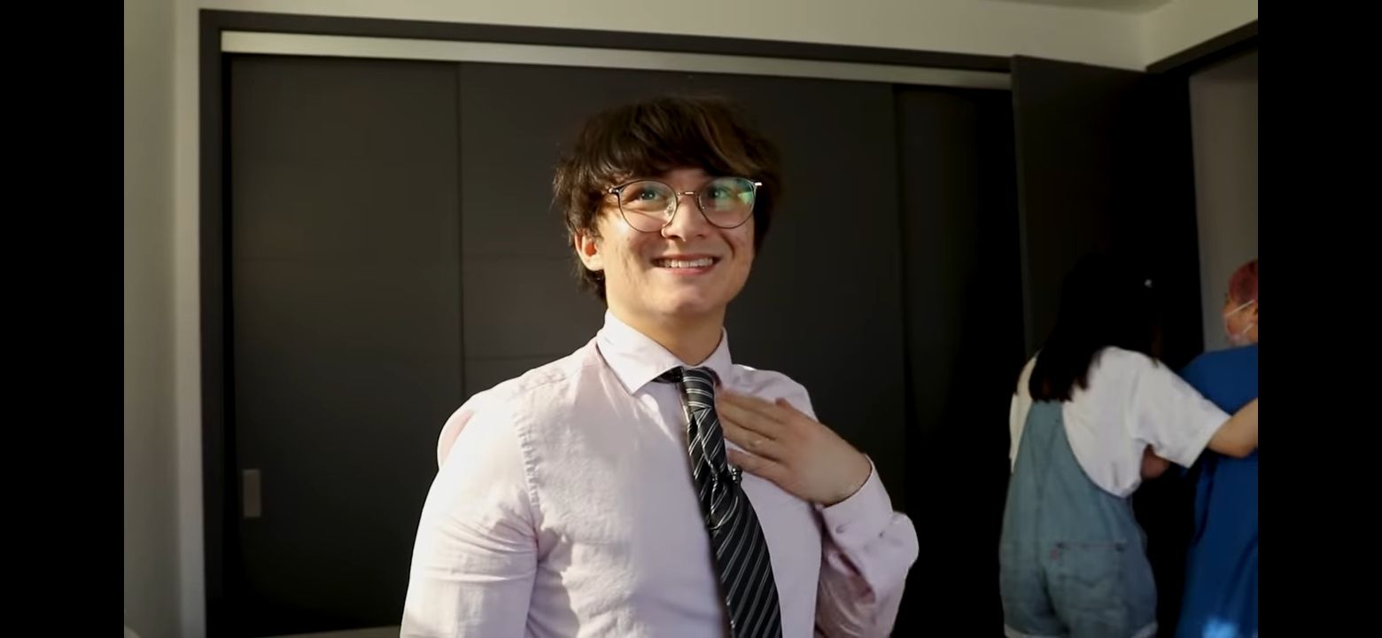 Yes he does | Scrolller