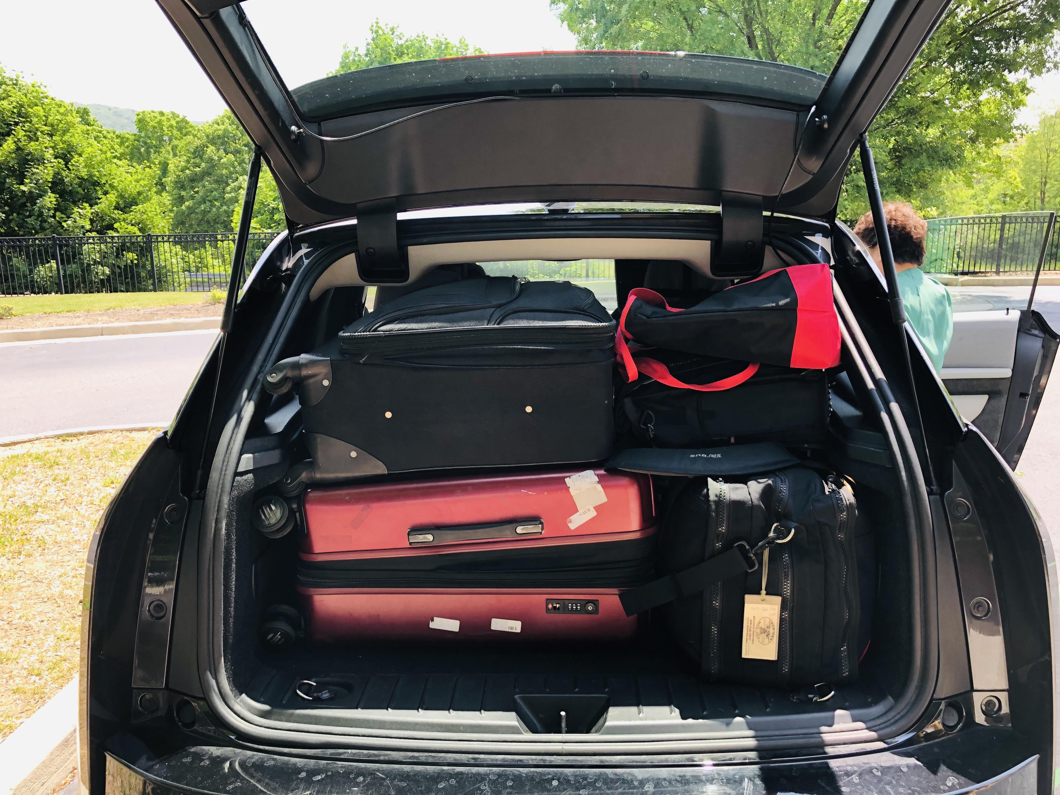 Yes, it fits, luggage edition. | Scrolller