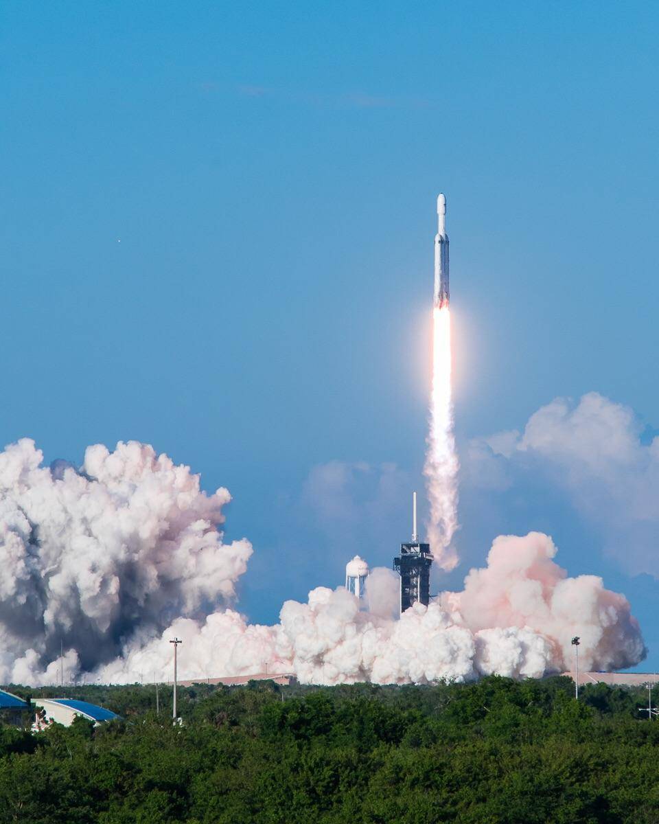 Yesterday’s SpaceX Falcon Heavy Launch as seen from on center | Scrolller