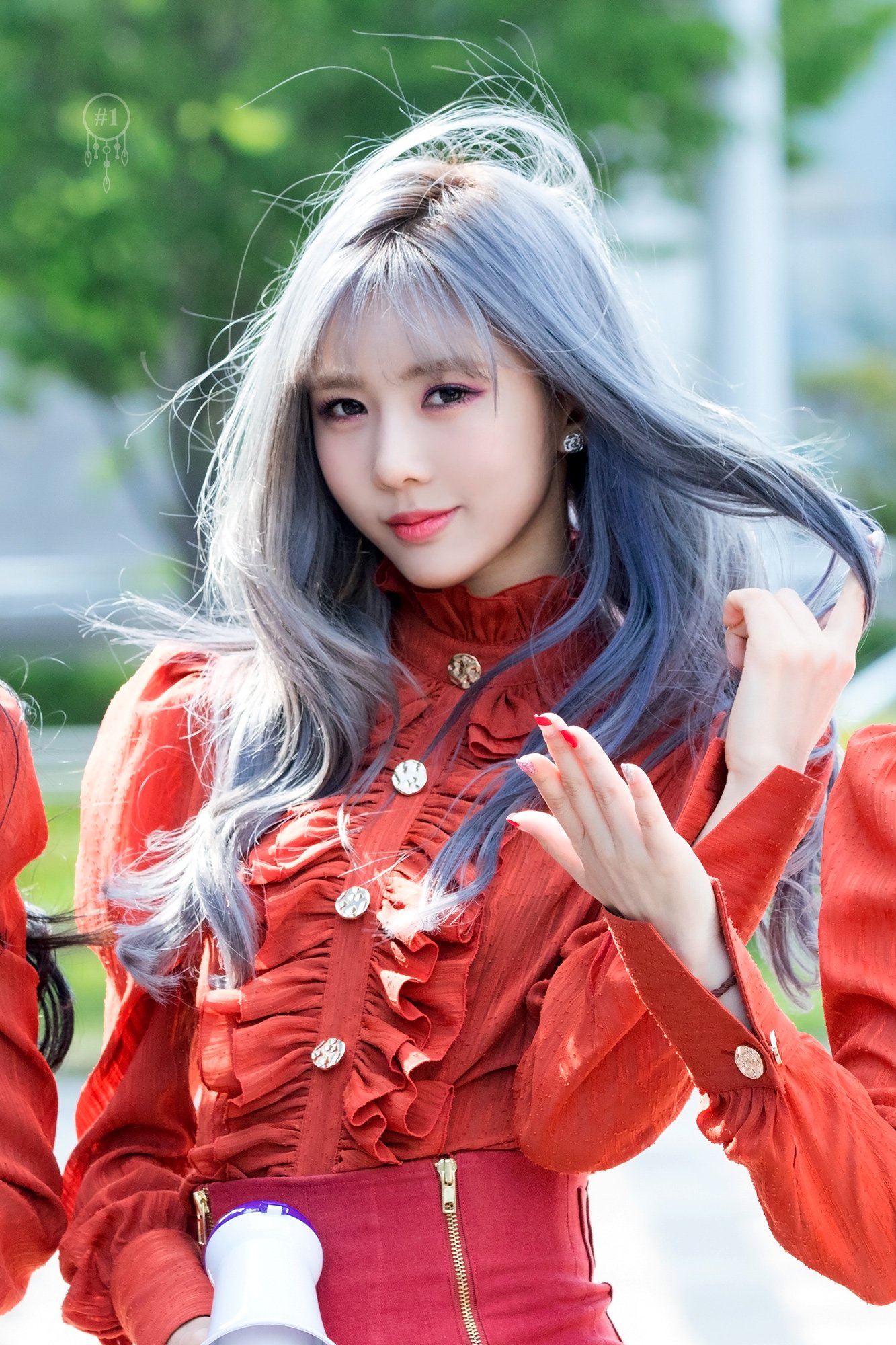 Yoohyeon Pose | Scrolller