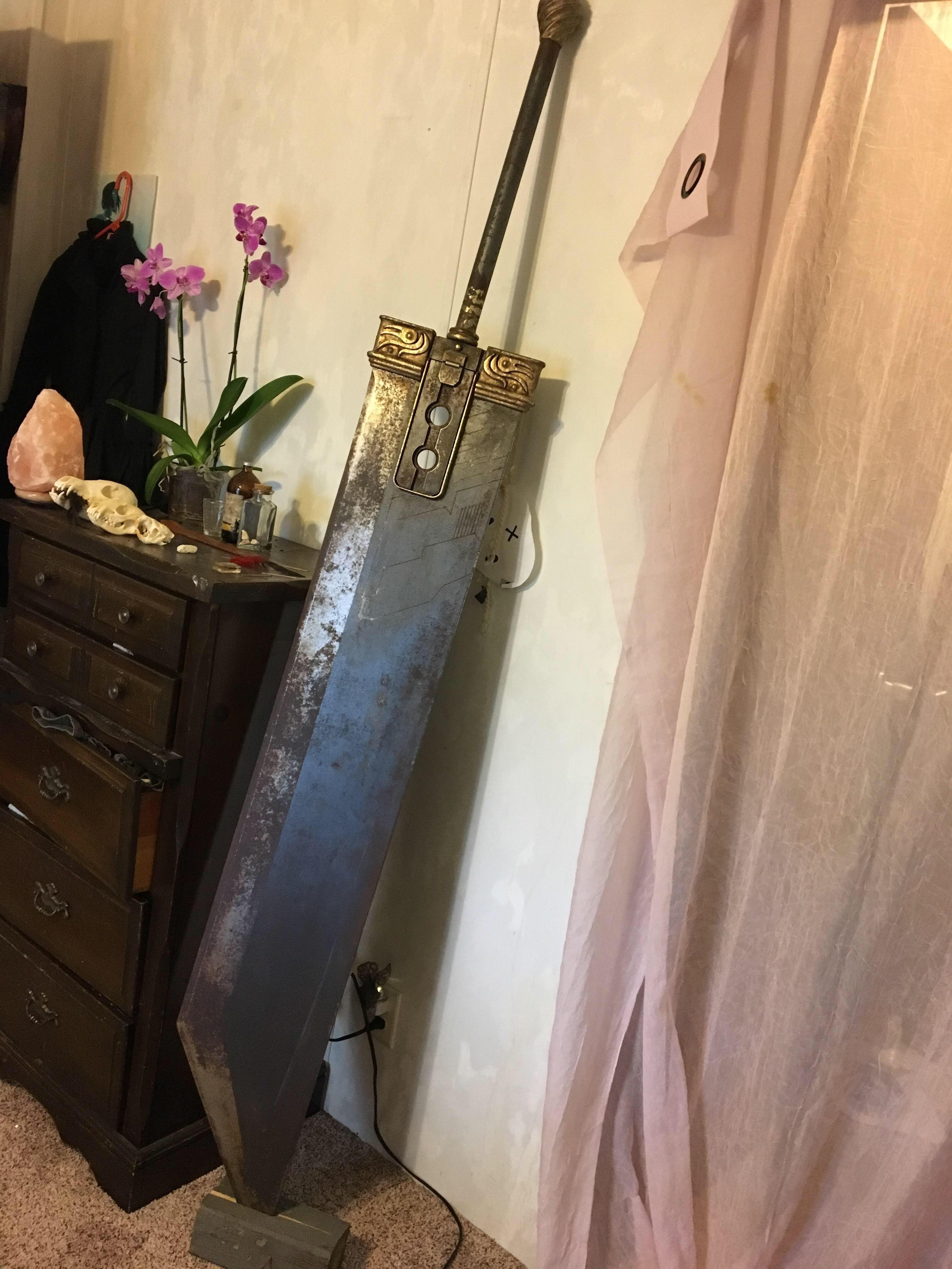 You open the chest and find a Buster Sword ! | Scrolller