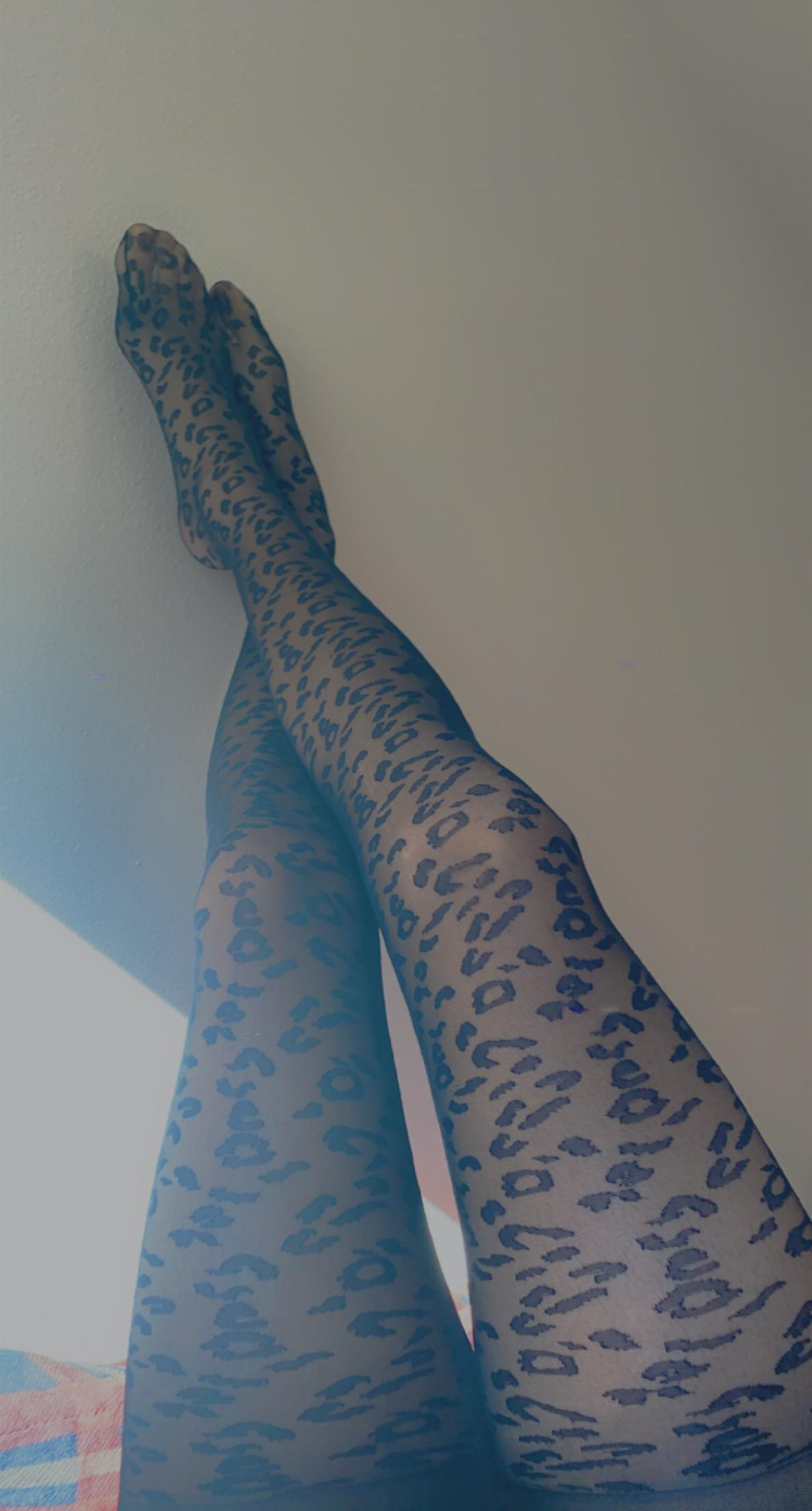 Come rub my feet | Scrolller