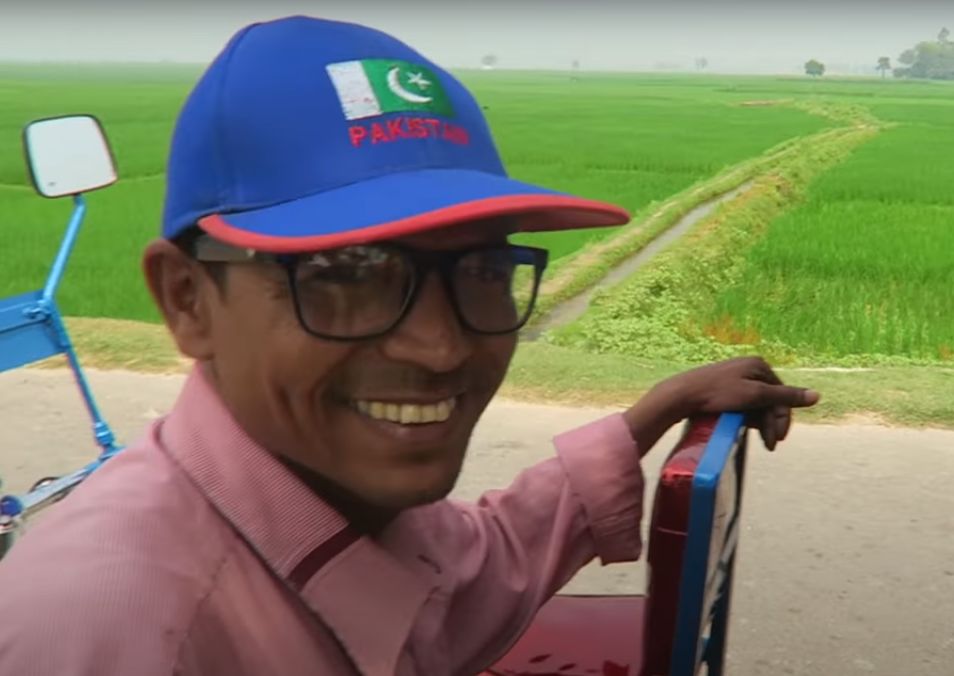 Youtuber visiting North of Bangladesh meets a Ghazi rickshaw driver wearing Pakistan Flag cap ...