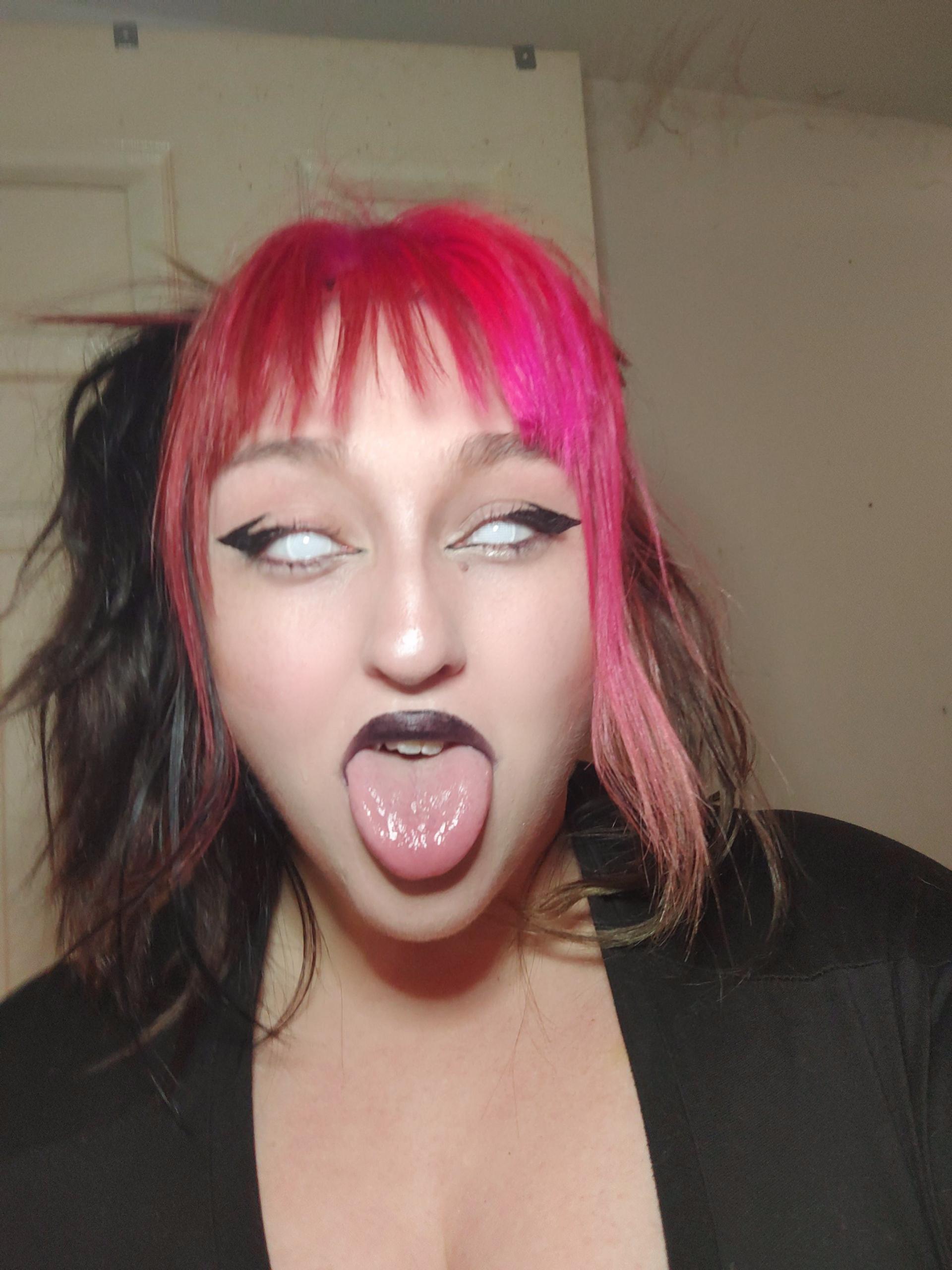 Zombie girl here for your needs :) | Scrolller