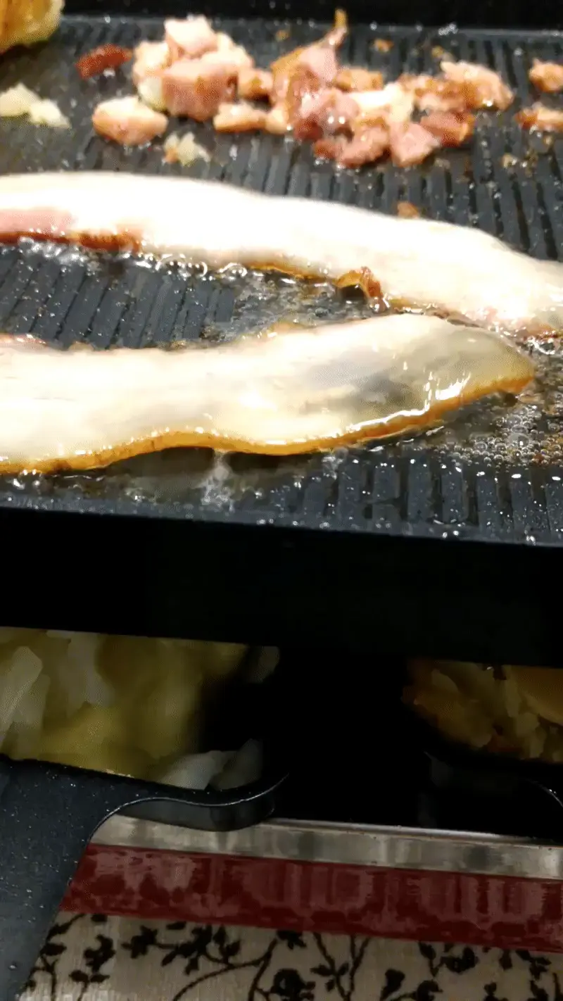 [OC] [800x1422]Satisfyingly frying bacon for raclette | Scrolller