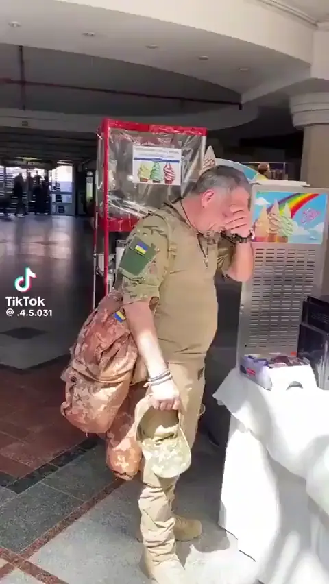 🇺🇦 soldier returning to ‘normal’ / civilian life bursts into tears after being at yhr front ...