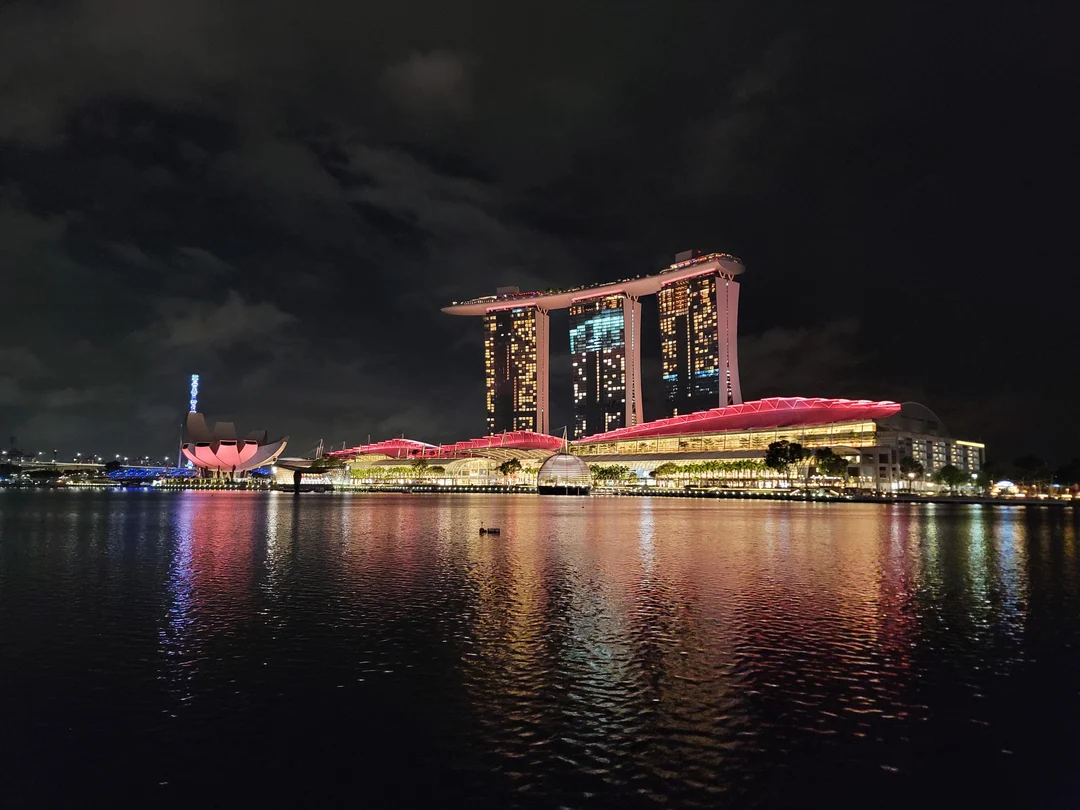 rainy evening stroll in Singapore - Marina Bay Sands | Scrolller