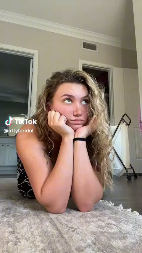 This trend makes me hard only because her big cakes! | Scrolller