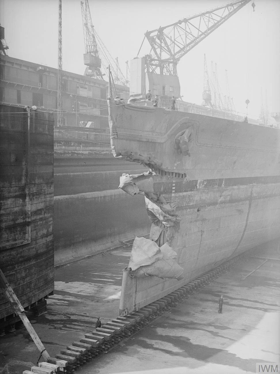 HMS King Geogre V in drydock after her collision with destroyer Punjabi 17 May 1942 [972x1300 ...