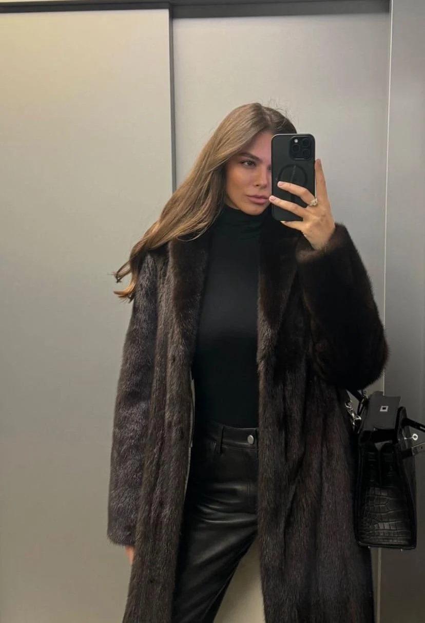 In elevator (IG story 14/12/2023) | Scrolller