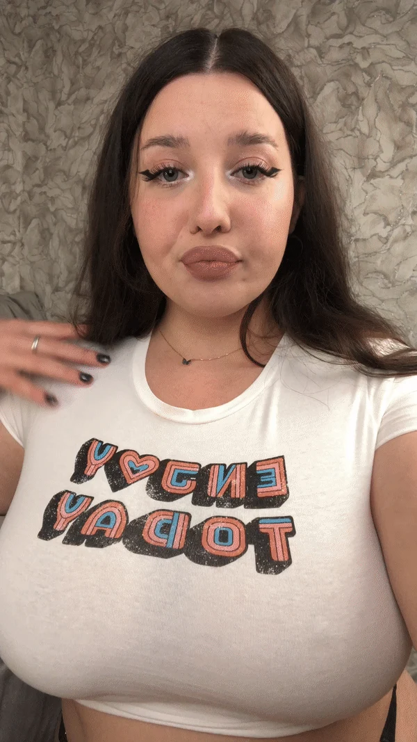 She rocks a crop | Scrolller