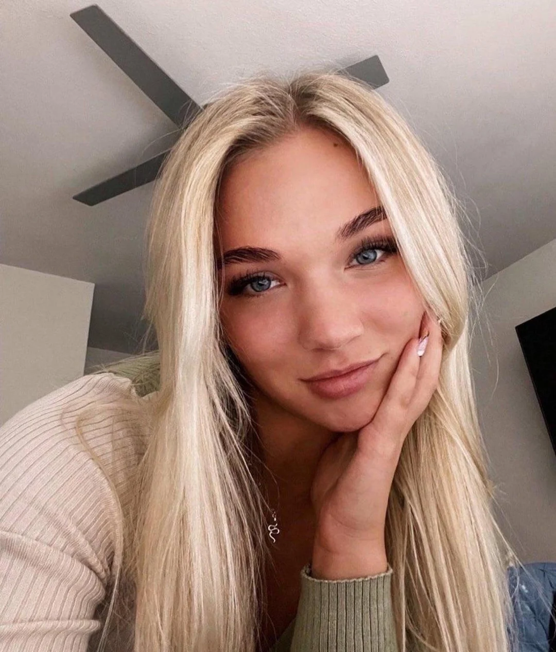 Julia Hart | Scrolller