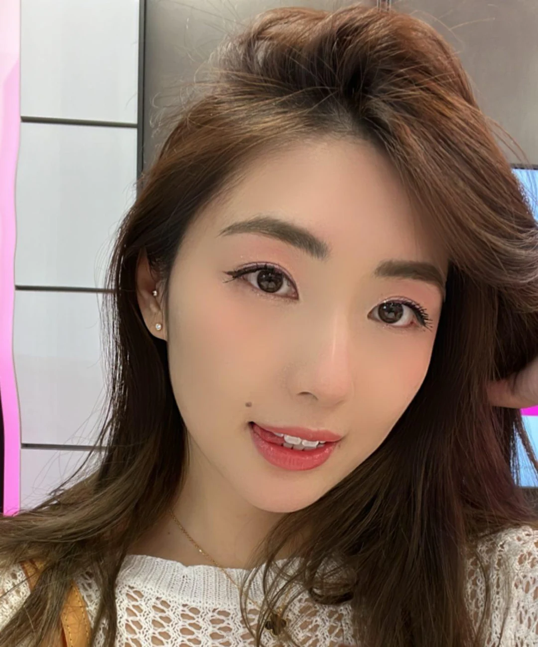 Gorgeous Janet | Scrolller