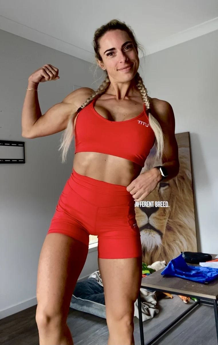 Muscle girl flexing for you ;) | Scrolller