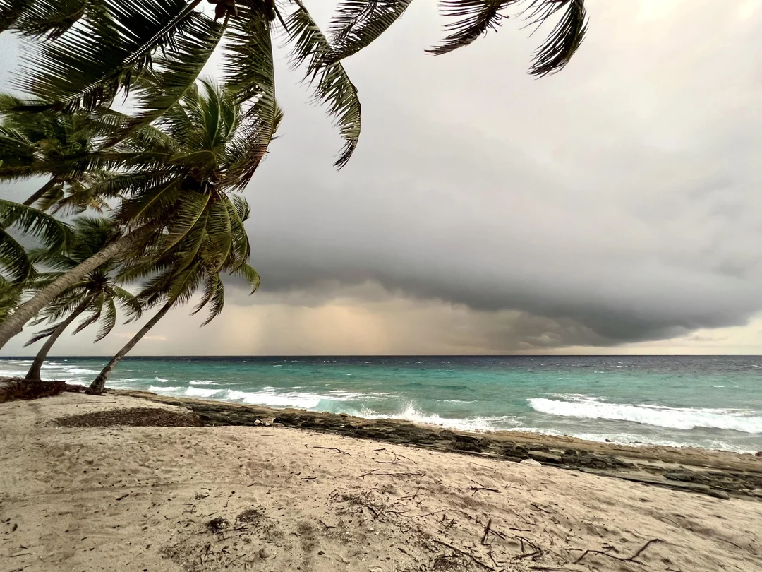Storm's a Comin' | Geiymiskih Fannu, Fuvahmulah, Maldives [OC] [3814 × 2860] | Scrolller