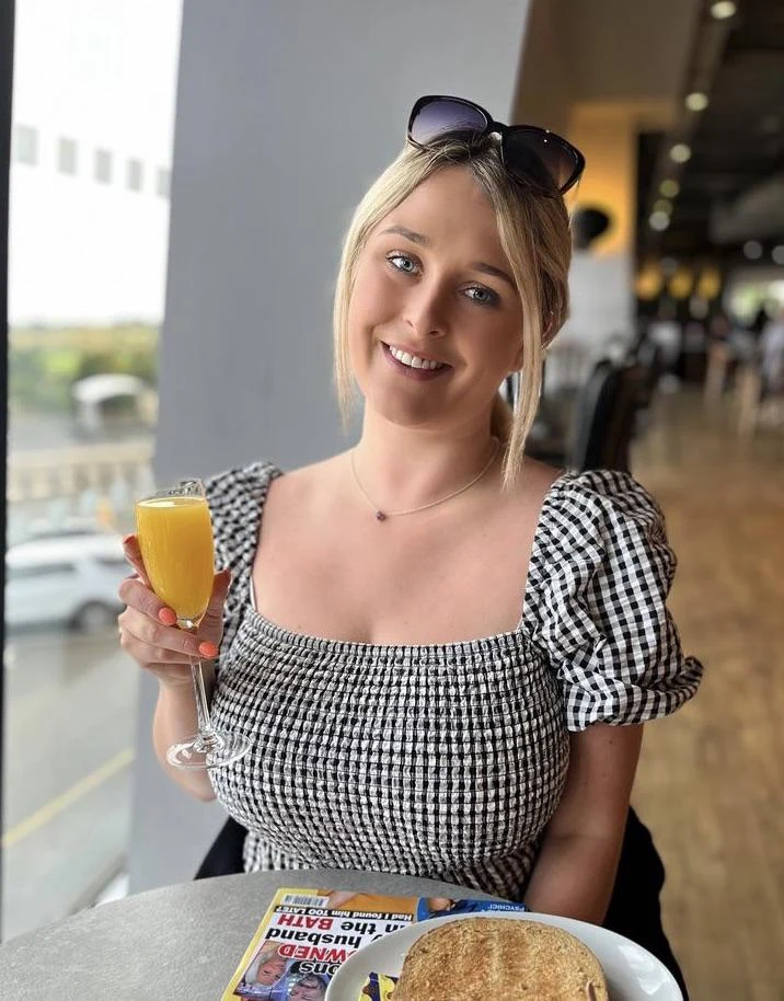 No cleavage, no problem | Scrolller