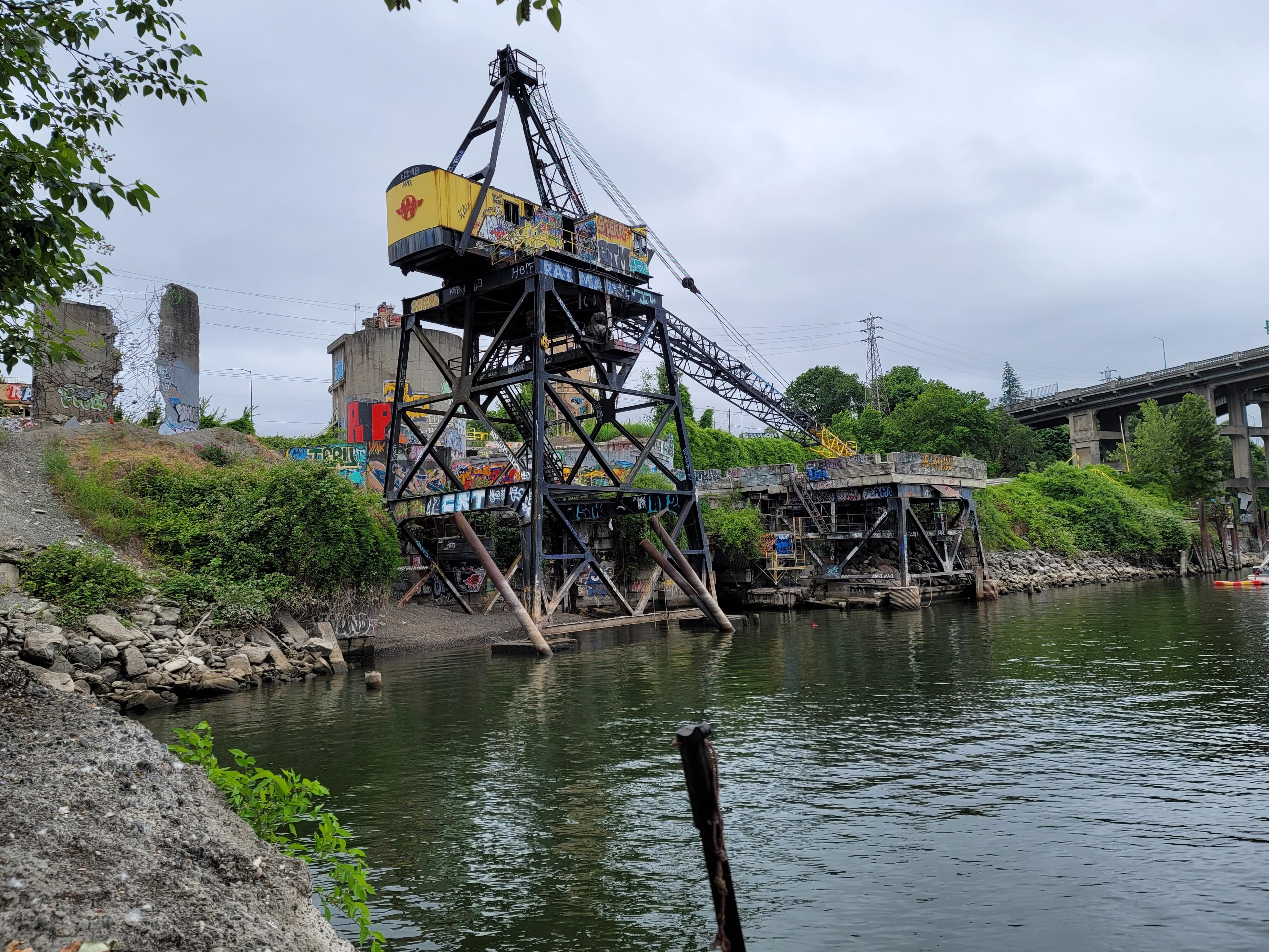 Abandoned crane | Scrolller
