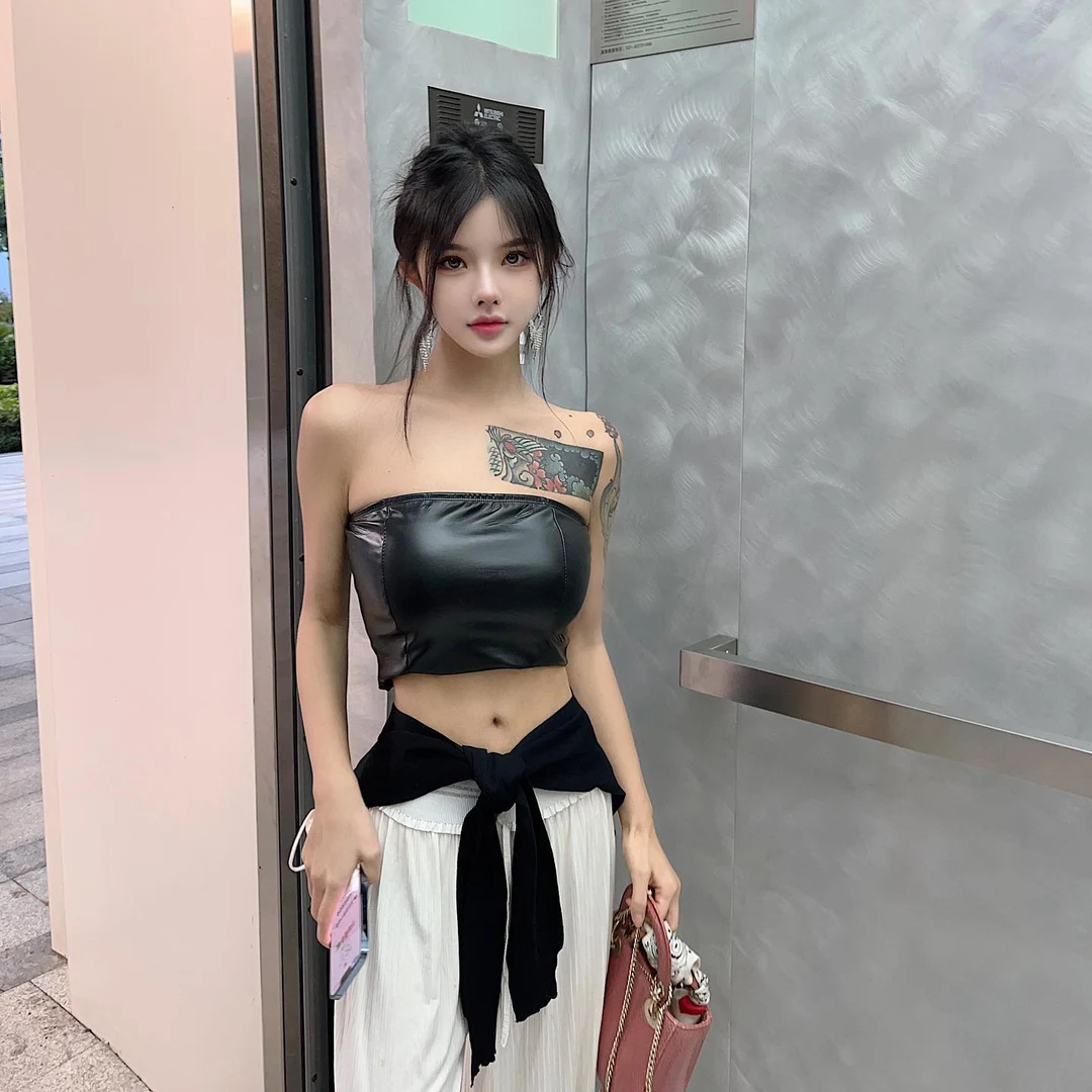 Boob tube | Scrolller