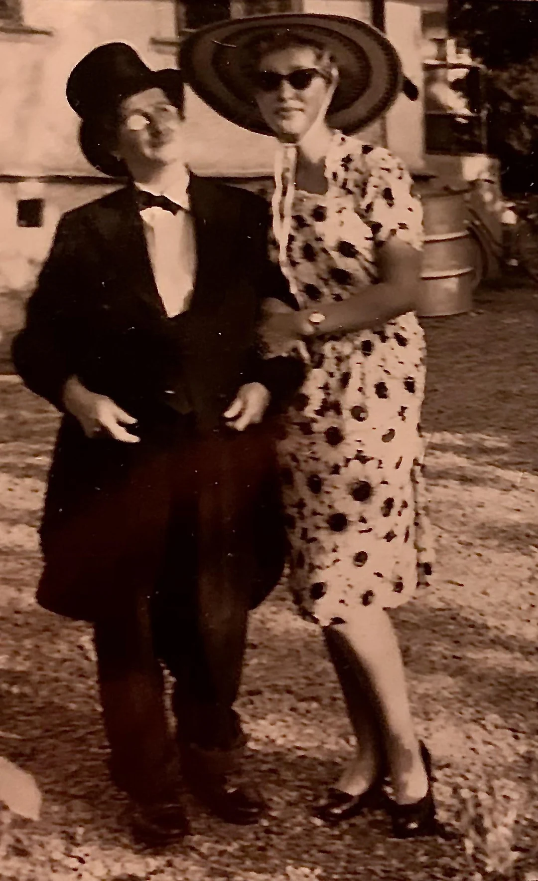 My mother and grandmother around 1958 | Scrolller