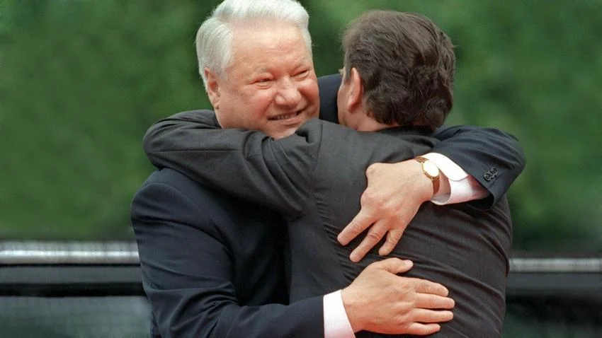A rare photo revealing the missing fingers of Russia's first president, Boris Yeltsin. | Scrolller