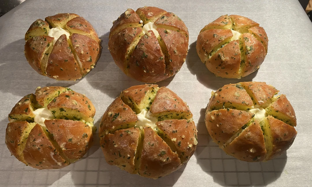 Korean Cream Cheese Garlic Bread | Scrolller