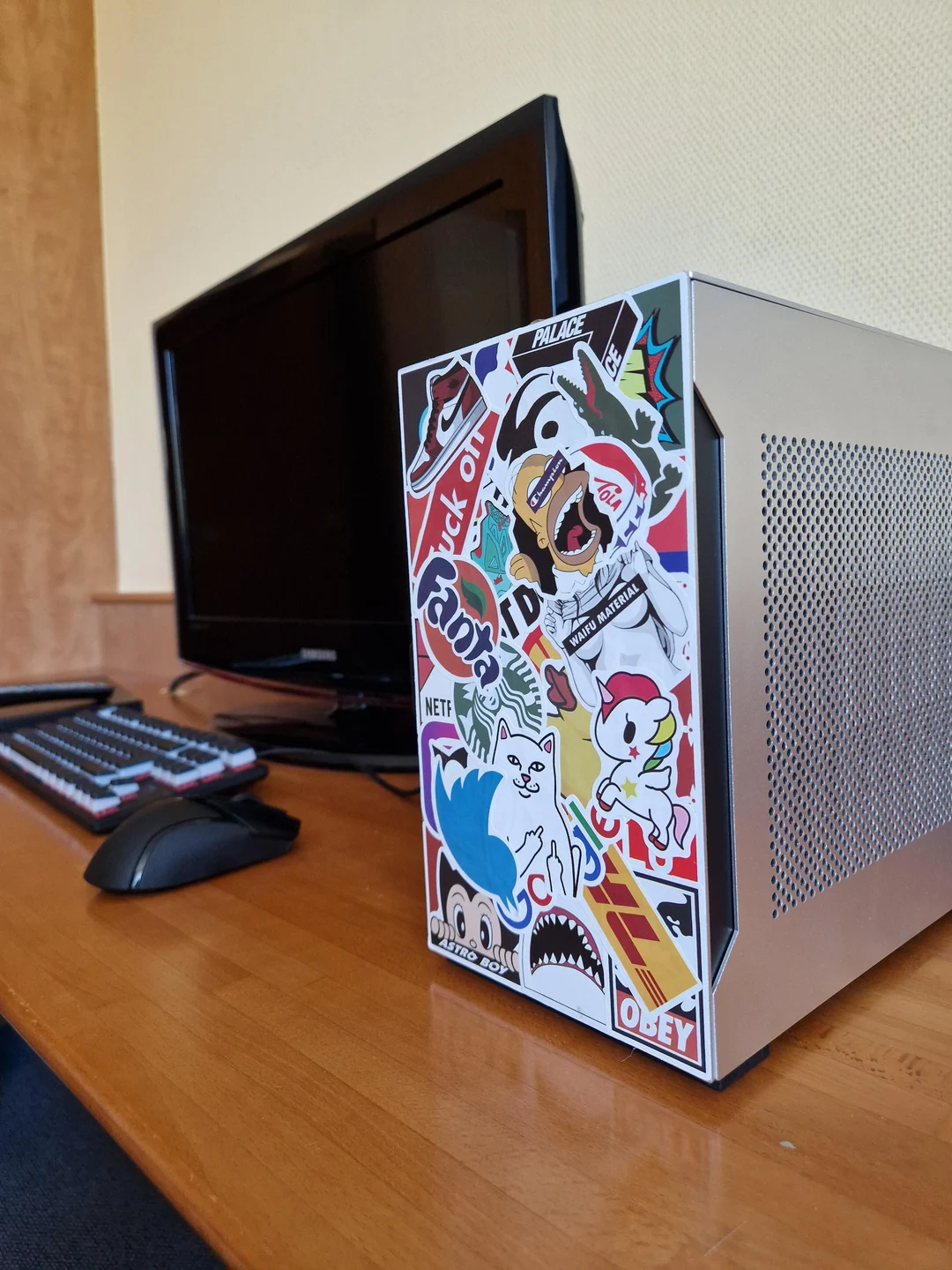 Hotel room SFF setup (yet another A4 H2O) | Scrolller